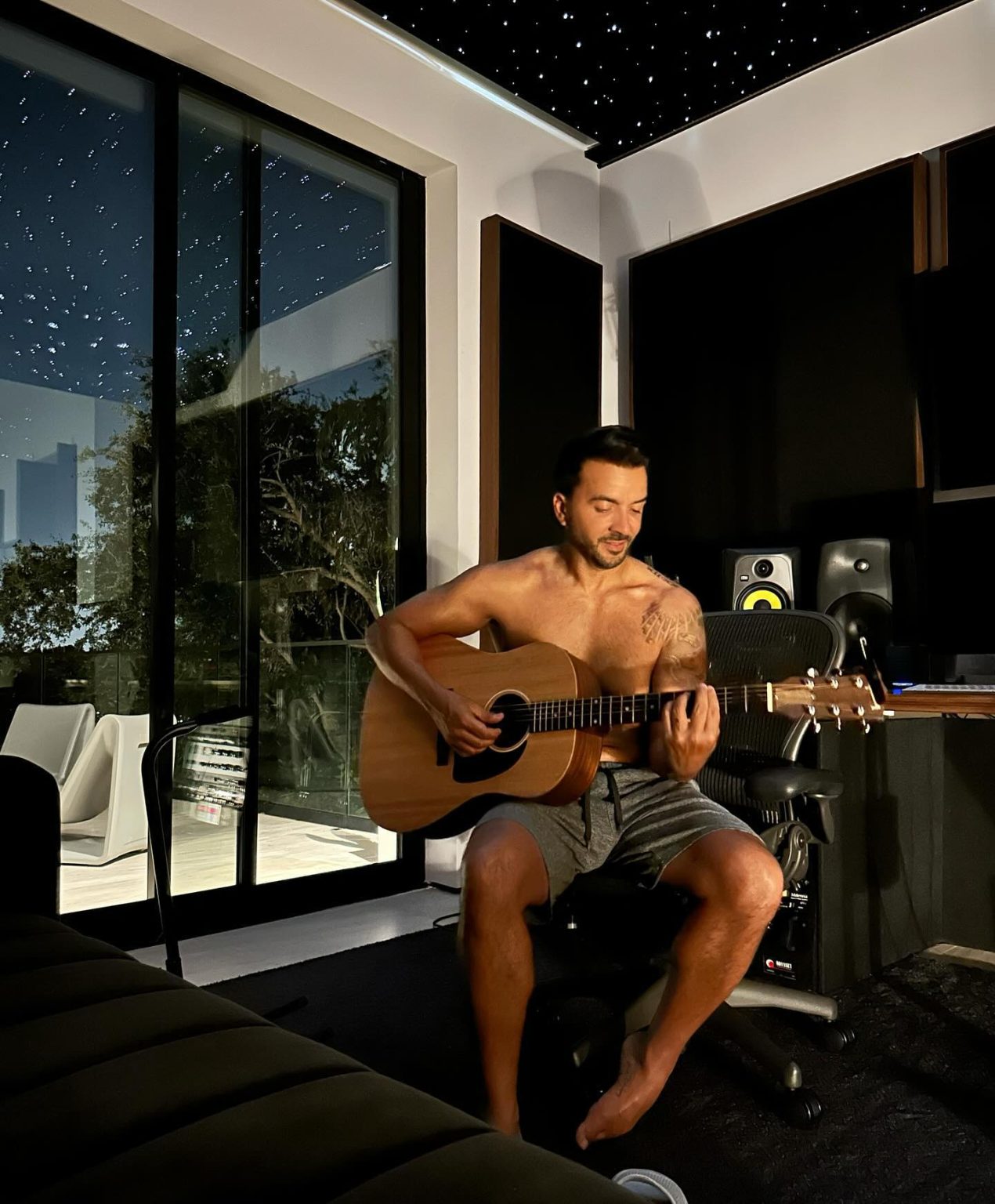 Luis Fonsi – Shirtless Celebs