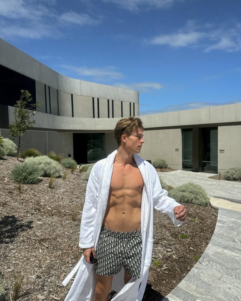 Oliver Brynnum – Shirtless Celebs