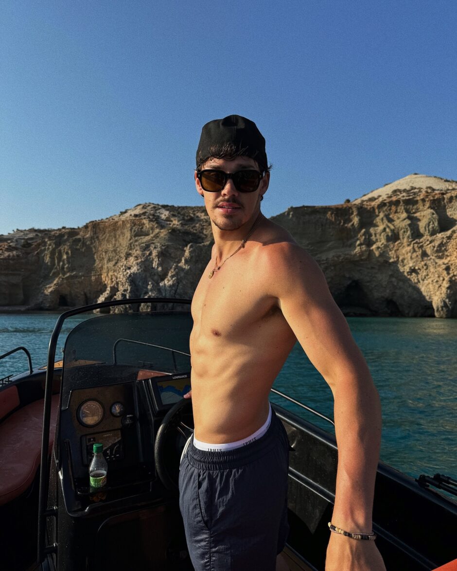Noah Beck – Shirtless Celebs