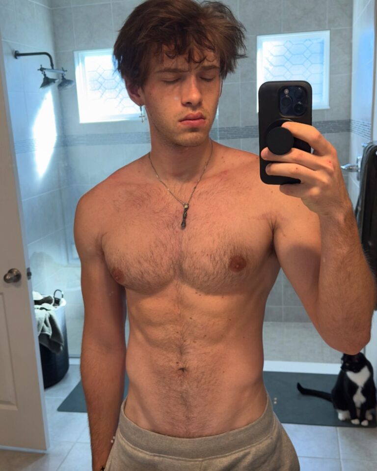 Chase Stobbe – Shirtless Celebs