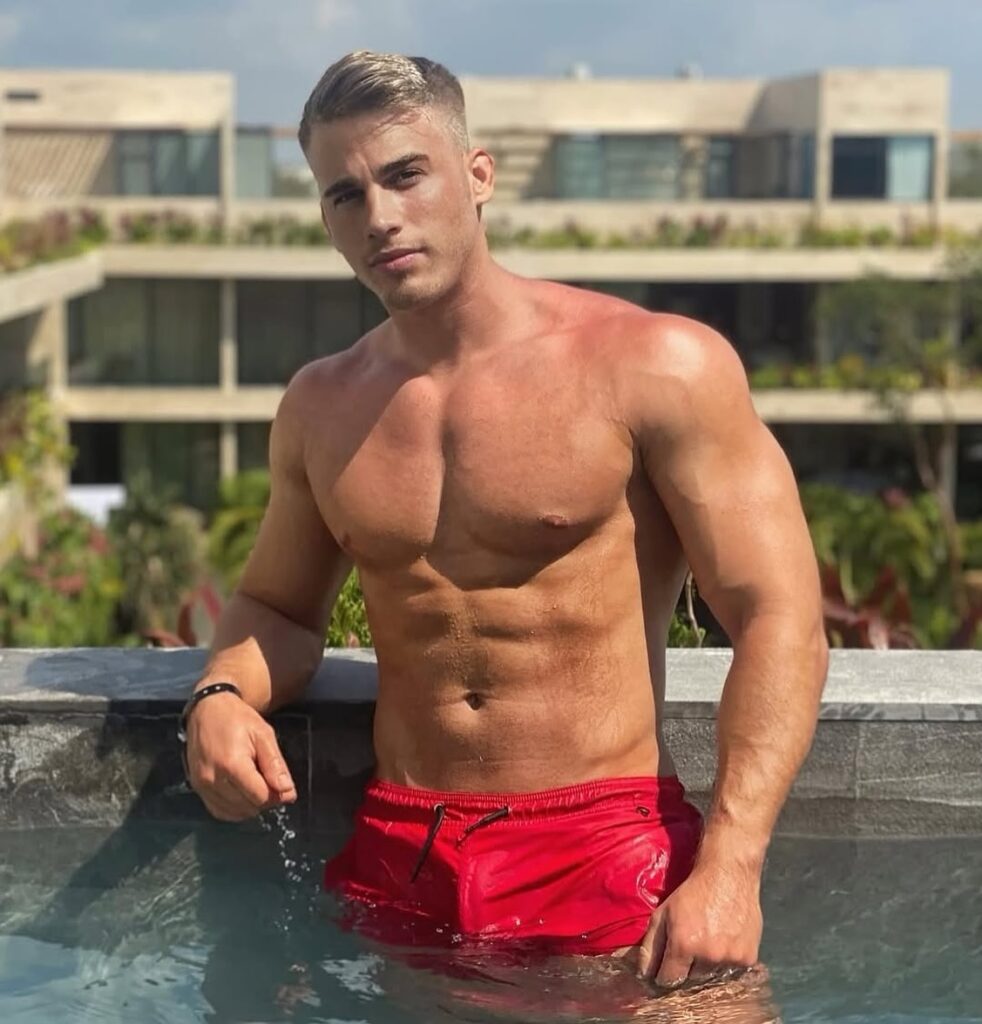 Noah Cavill – Shirtless Celebs